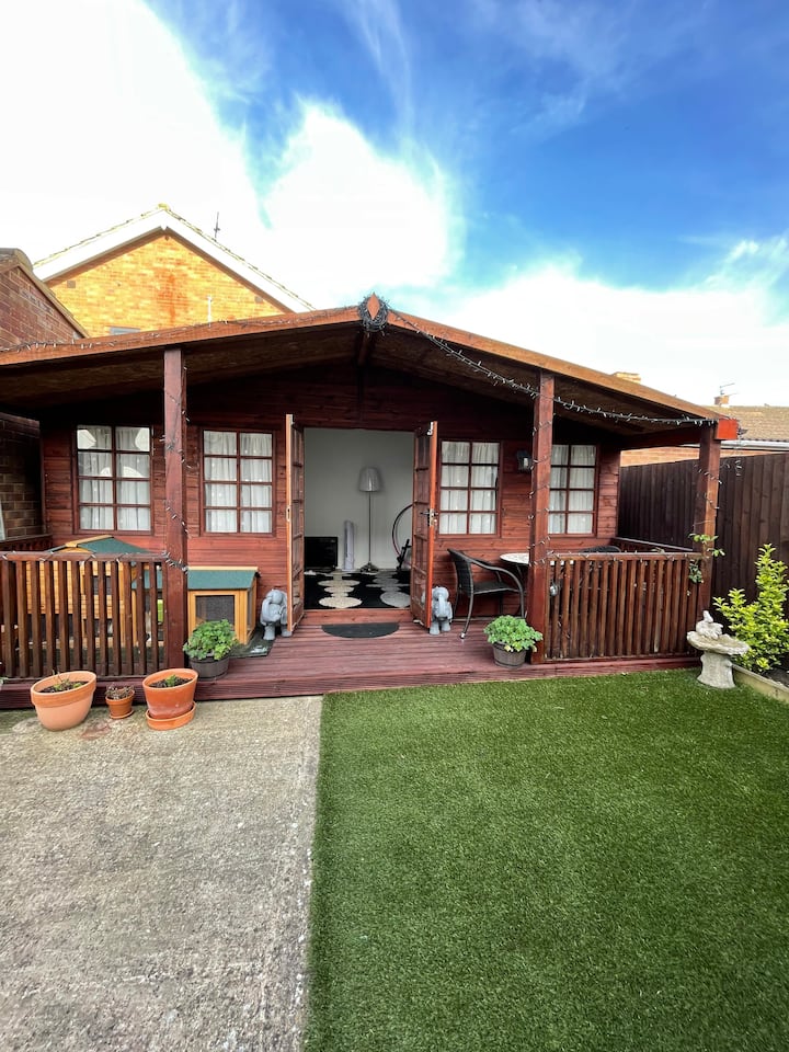 Double Bedroom Annexe- With Driveway Parking - Aylesbury