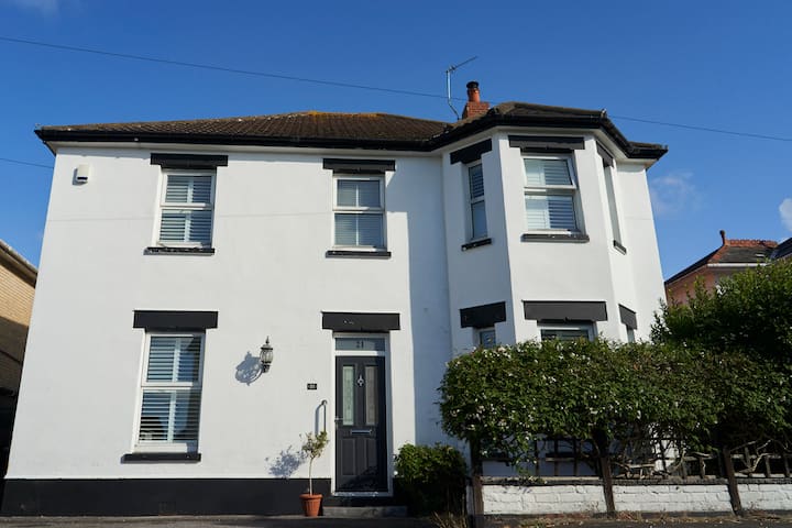 Spacious 4-bed Family Home, 850m To Beach. - Bournemouth