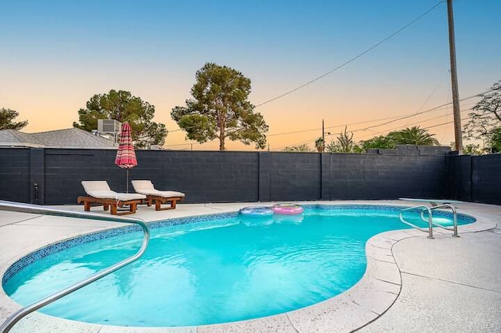 Fabulous 3 Bd W/ Pool! 10 Mins From Strip/airport! - Las Vegas