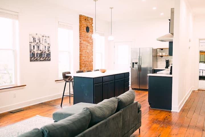 The Brick House 100. Luxury Downtown Apt - Catfish Bend Casino