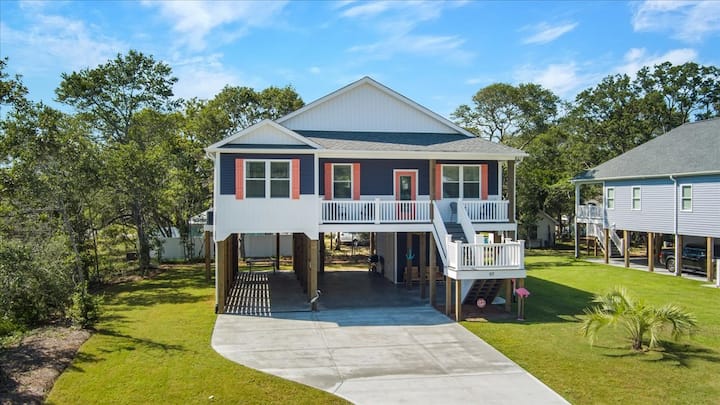 The Lone Palm, 3 Br Home W/ Hot Tub! - Oak Island, NC