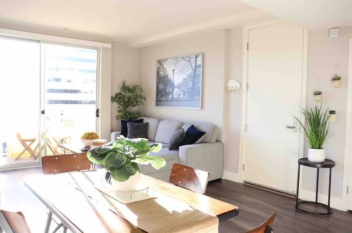 Ocean Breeze 2 Bed/ 2bath By Pier With Parking! - Venice Beach, CA