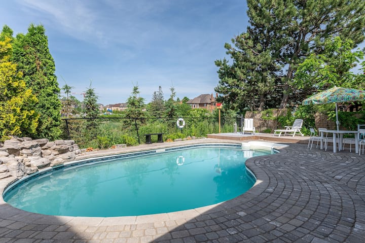 "The Bird House" Getaway! - Newmarket