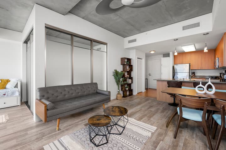High-rise 1 Bedroom+den W/great View &Free Parking - San Diego