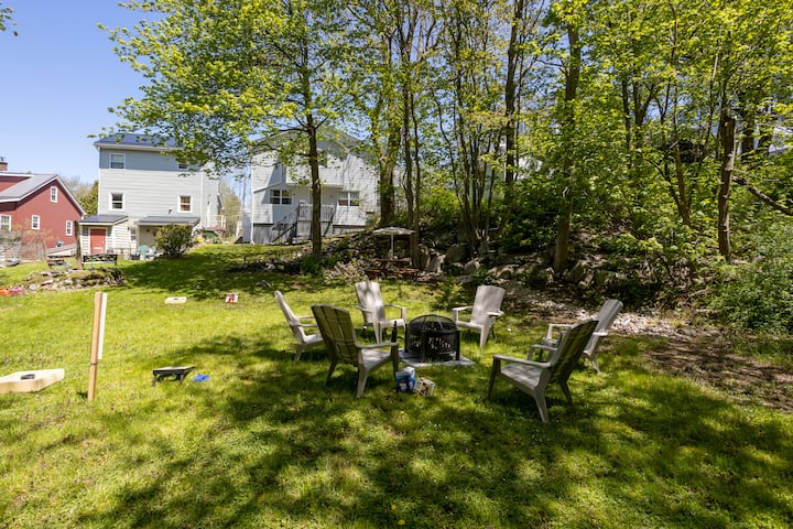 Urban Oasis With Beautiful Backyard & Garden - Halifax