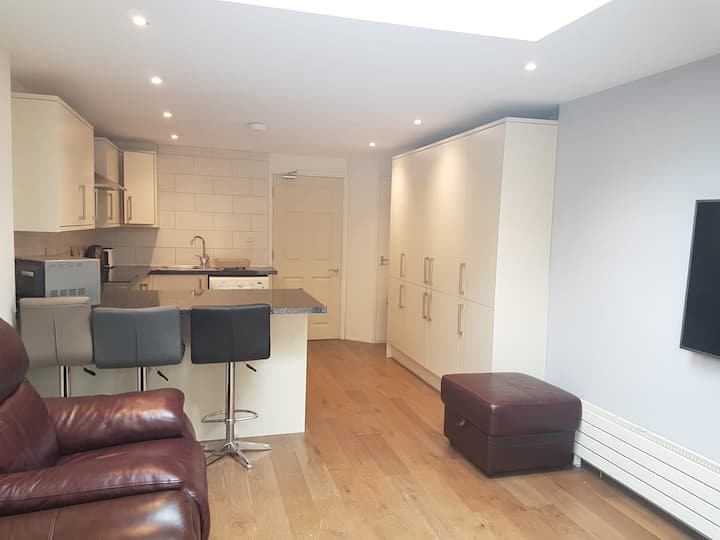 Cheerful 5 Bedroom ,4 Bathrooms With Own Parking. - Blenheim Palace