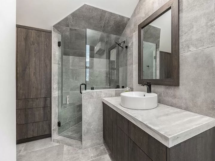 Beach/hiking Access With Stunning Views - Kelowna