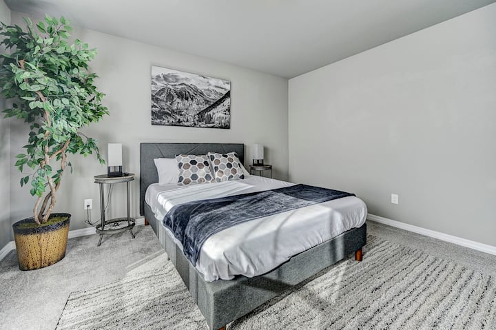 4br Home W/ Huge Backyard! Perfect For Long Stays - Colorado Springs