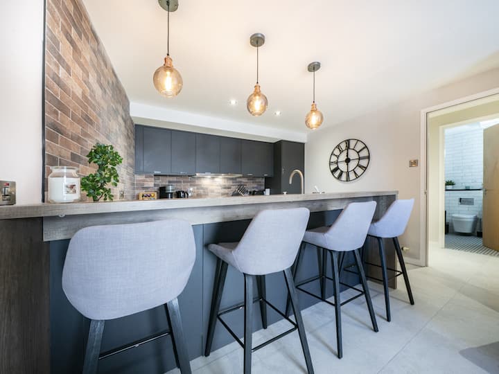 Stunning 1br Apt In No. 1 Location W/ Free Parking - Belfast