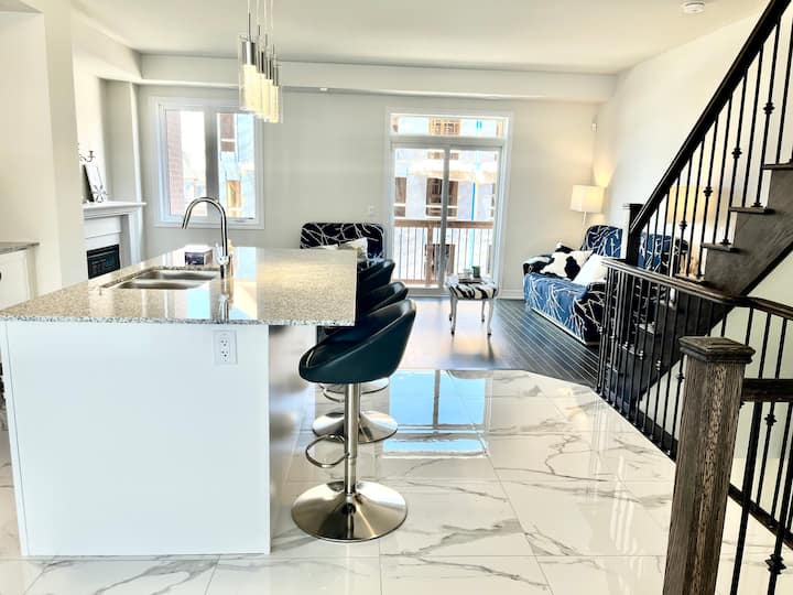 Luxury New 3 Bedroom Home With Indoor Fireplace - Whitby
