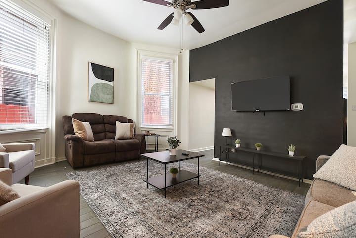 Spectacular Townhouse + 2 Car Parking - Sleeps7! - Pittsburgh, PA