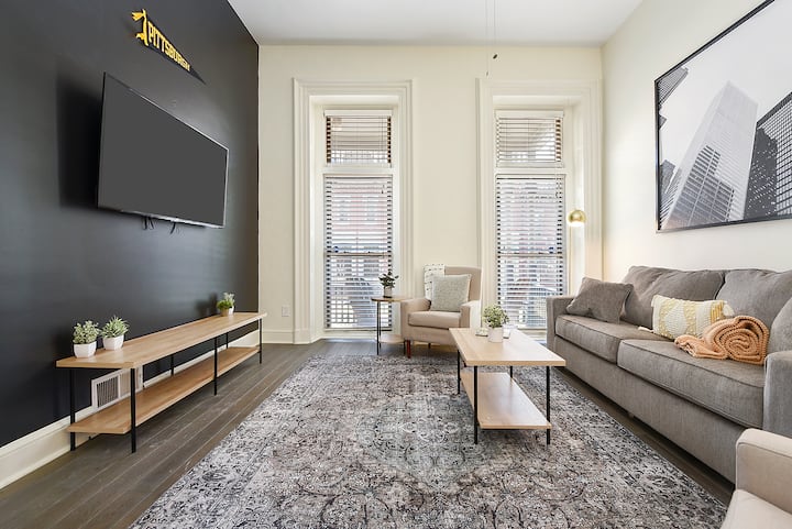 Fantastic 5 Br W/4x Off Street Parking - Sleeps 16 - Pittsburgh, PA