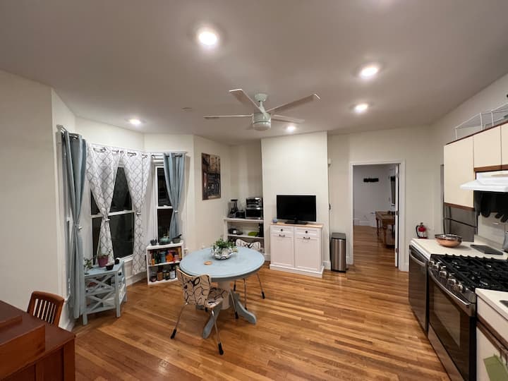 Updated 3 Room Apartment, King Bed - Cambridge