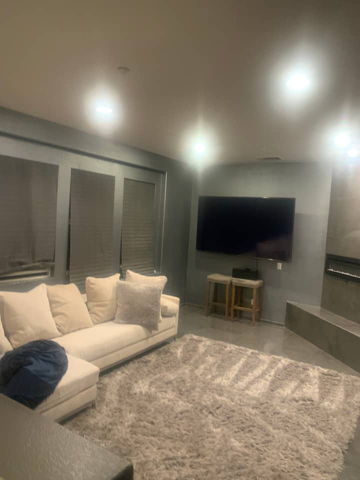 Contemporary 4 Bedroom 3 Bath Home With Amenities. - Fontana, CA