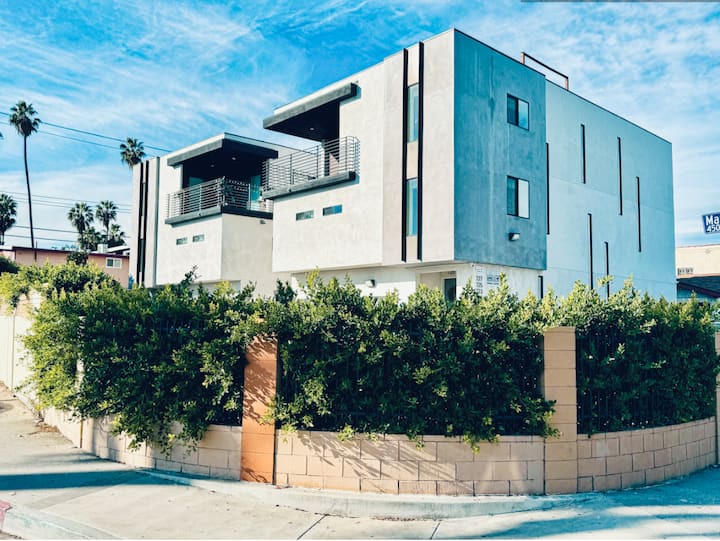 Cozy Chamber 3 Br Hollywood Townhouse - Los Angeles, CA