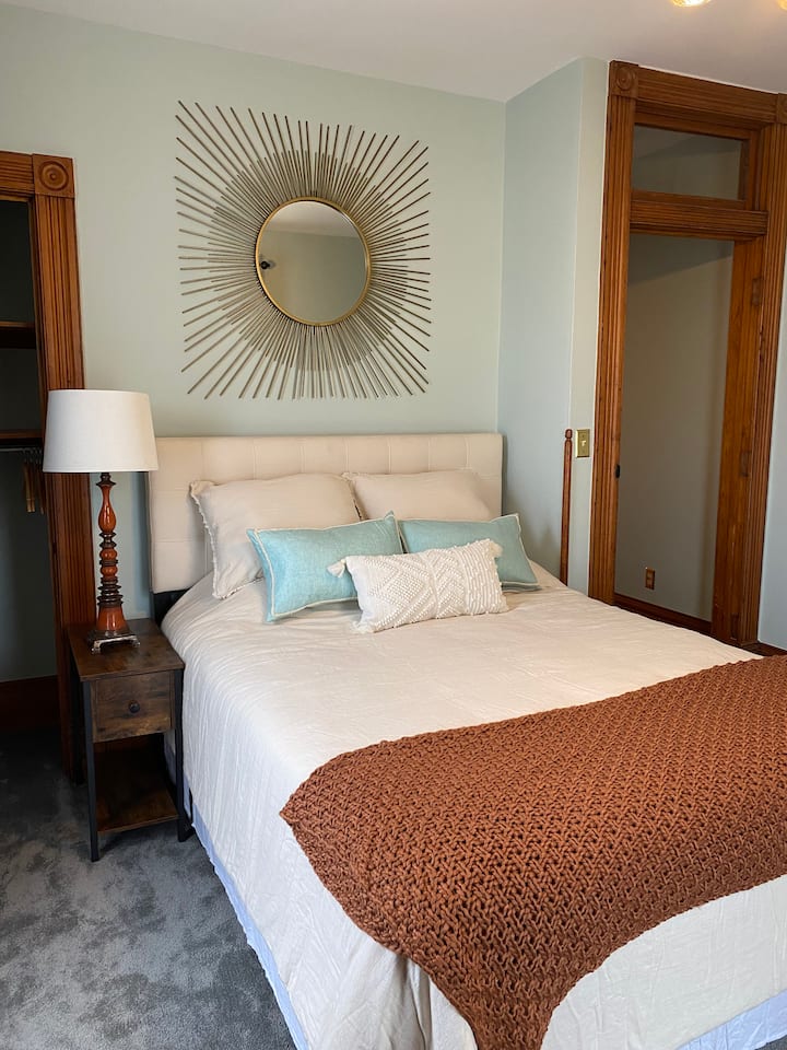 Charming Bedroom & Bathroom In Heritage Hill - Grand Rapids, MI