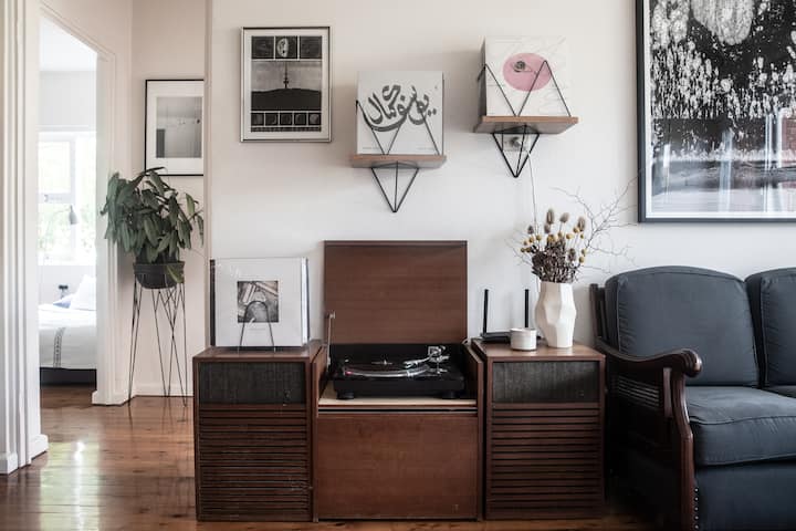 Dreamy Art Deco 2-bed Apartment In The Inner North - Belconnen