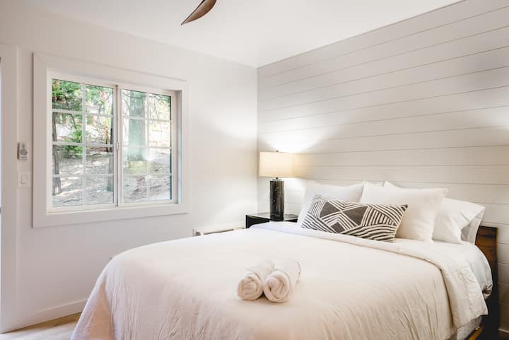 Relaxing 2br Queen Studio In Boutique Hotel - Lake Arrowhead, CA