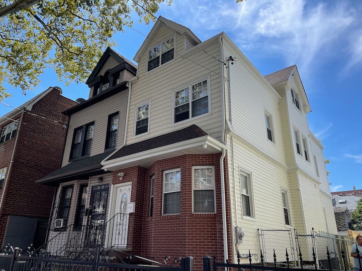 Luxury 2-bedroom Apartment In Woodside - Queens, NY