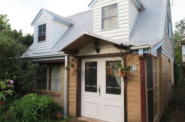 Bright Mudbrick Cottage - Bright