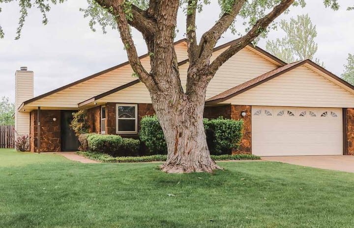 Cheerful 3 Bedroom With Private Fenced Yard - Stillwater, OK