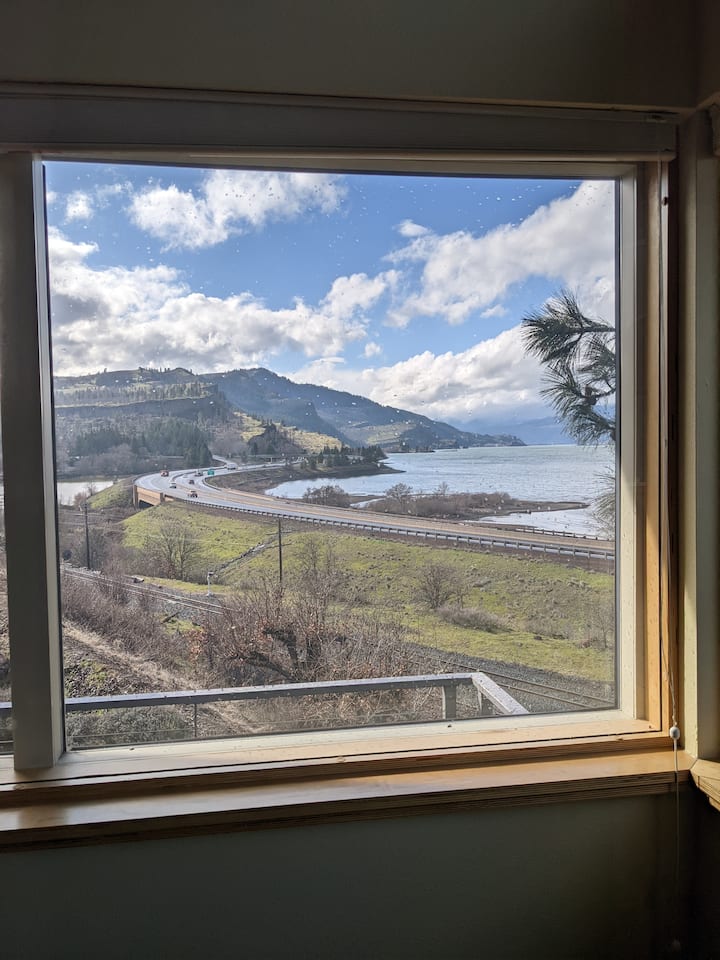 Columbia Gorge View Modern Condo Retreat - Memaloose State Park, Mosier