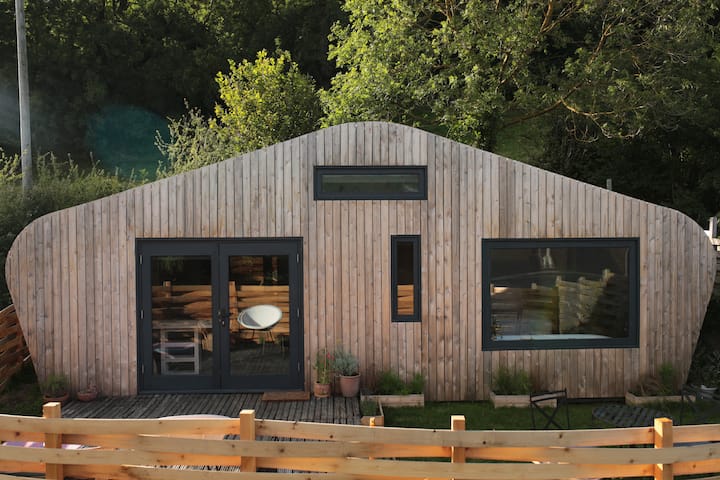 Stylish Cabin Wrapped In Beautiful Welsh Scenery - Herefordshire