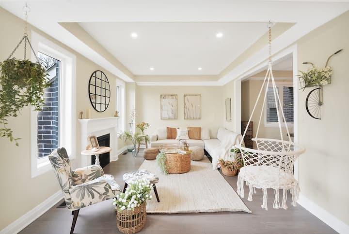 Modern & Spacious Airy Home Backing On Ravine - Pickering