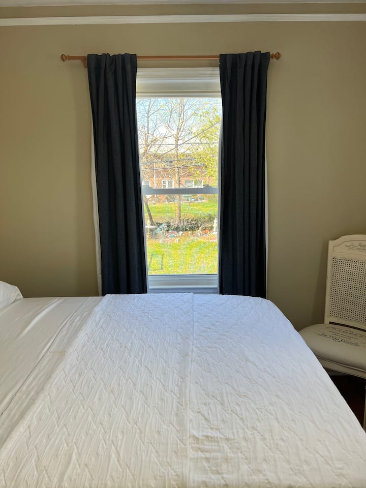 3 Bedroom With Backyard Near Nyc And Bus Or Train - Cambria Heights - Queens NY