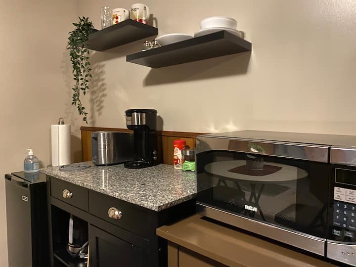 Upscale Private Room&bath, 58”tv, Wifi, Work Desk - Saskatoon