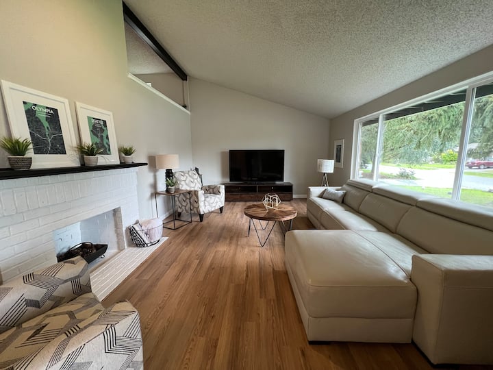 Bright 3 Bed, 2 Bath W/ Yard & Deck - Pet Friendly - Olympia, WA