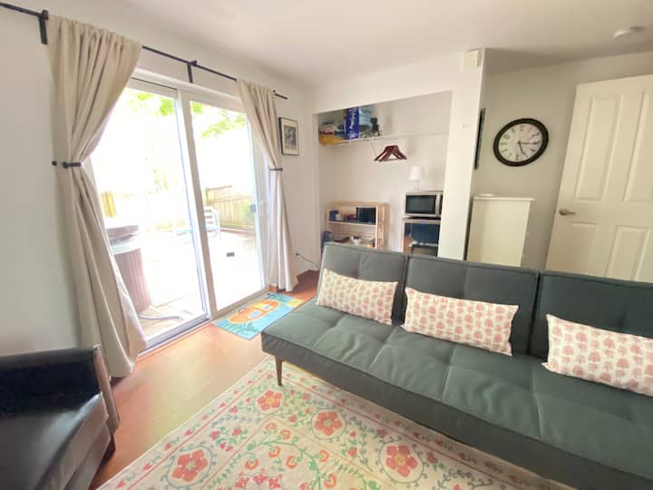 Lovely 1-bedroom Retreat With Hot Tub - Seattle, WA
