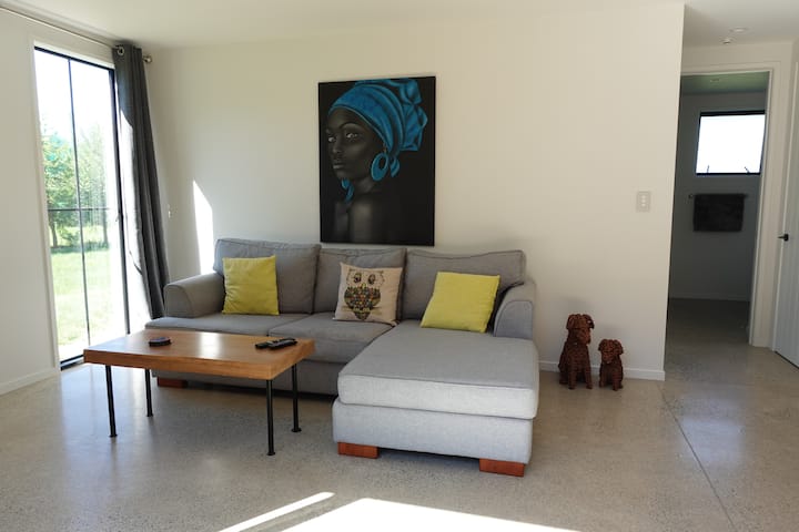 Modern 2-bed Home With Rural Outlook Close To Lake -