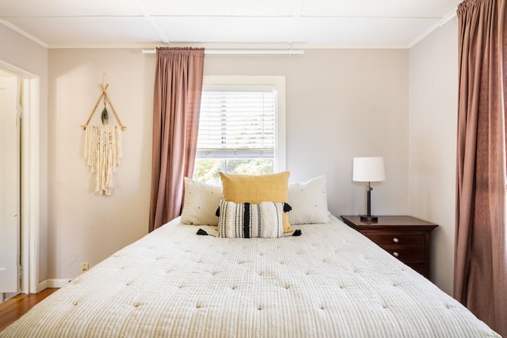 Bright Upstairs Unit In The Heart Of Oakland - Oakland, CA