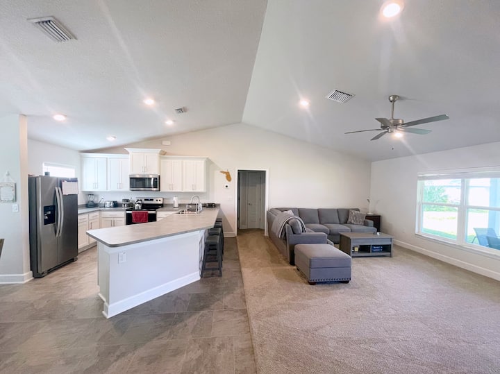 Bright 3bed/2bath W/ Yards & Short Drive To Beach! - Palm Bay