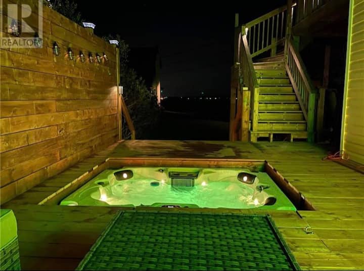 Adorable 2 Bedroom Cottage With Hot Tub - Shediac