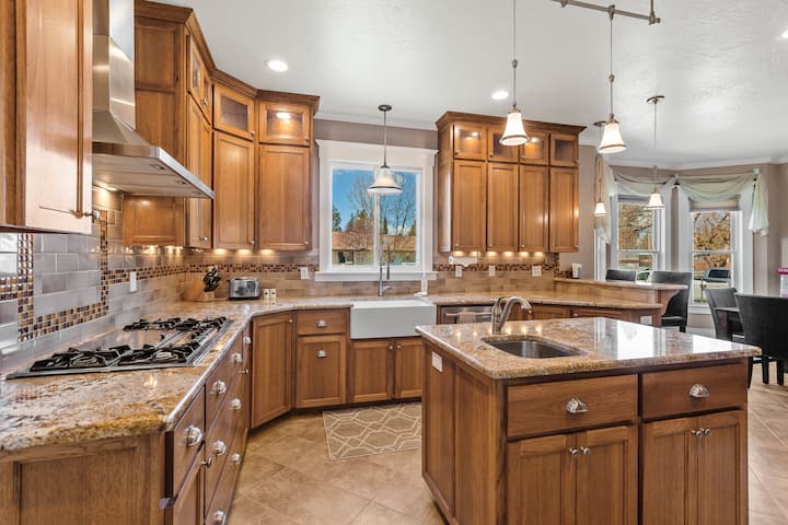 Midtown Manor | A Large Classic Farmhouse - Coeur d'Alene, ID