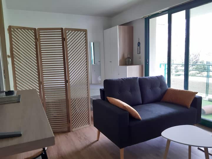 Les Minimes : Studio - Balcon Et Parking Gratuit. - La Rochelle