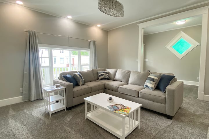 The Heart Of Main| Newly Renovated House| 4br, 3ba - Evansville, IN