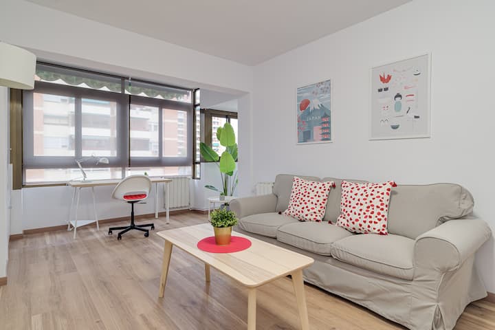 Delightful And Cheerful 4-bedroom Monthly Rental - Badalona