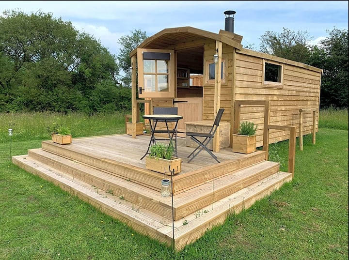 Members-only, Beautiful, Lakeside Shepherd's Hut - Holsworthy