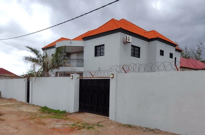 5-bedroom With Whole-house Solar Backup And Pool - The Gambia
