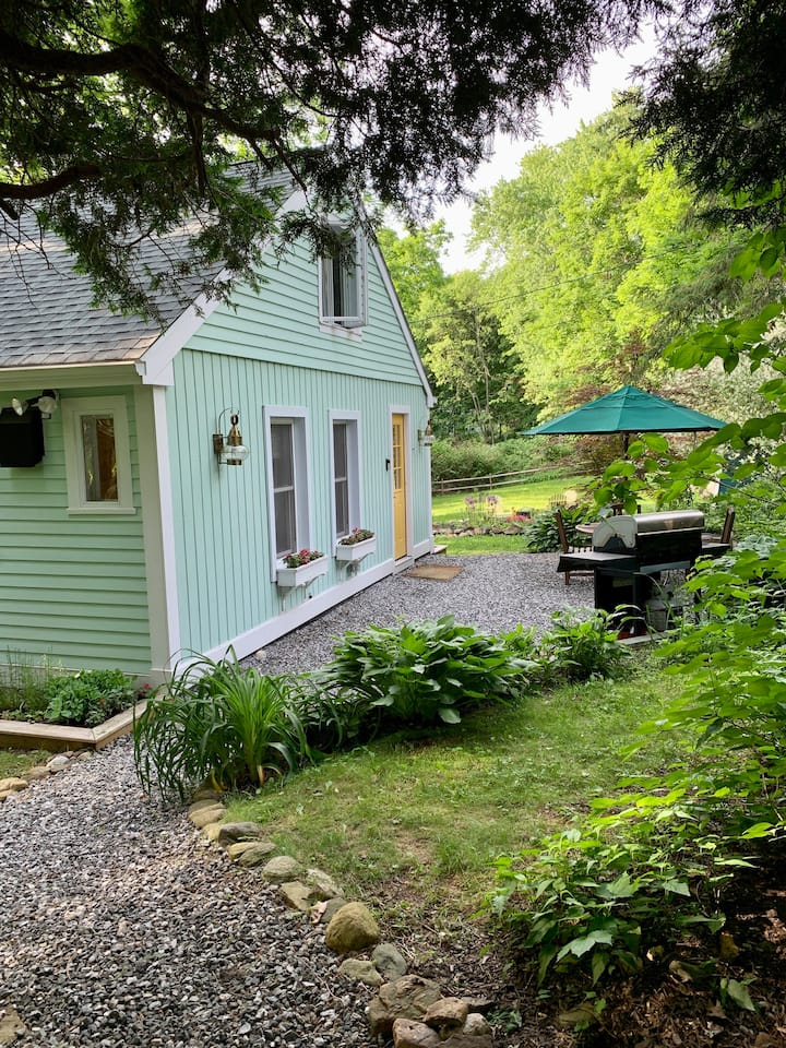 Cozy Lake Bungalow - Connecticut