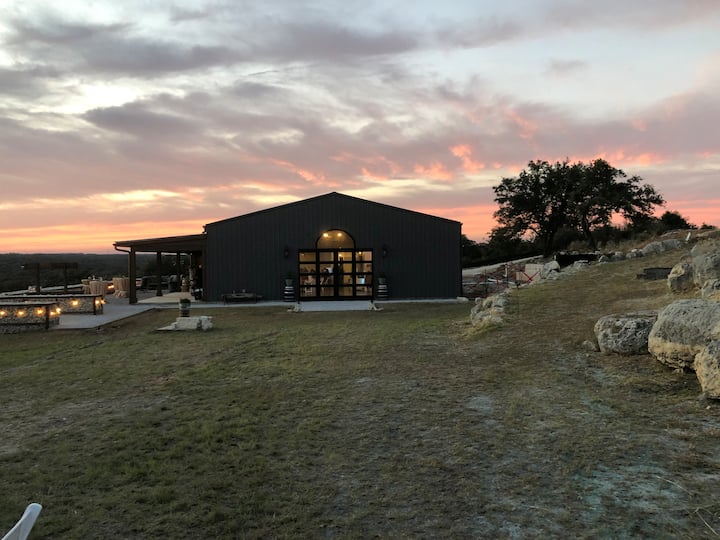 Hill Country Retreat W/amenity Barn, Sleeps 30 - Spicewood, TX