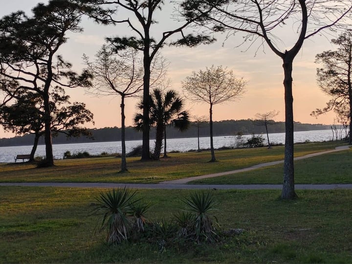 5 Minute Walk To The Water! Pet Friendly, King Bed - Warrington, FL