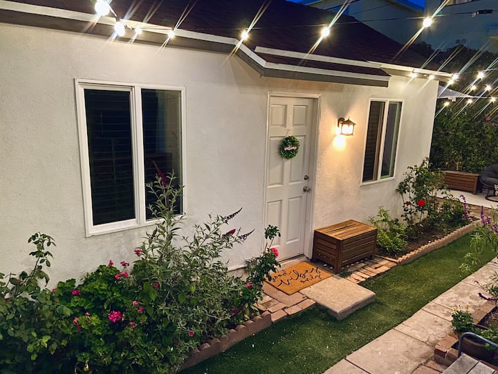 Palms Bungalow - Studio Guesthouse With Patio - Santa Monica, CA