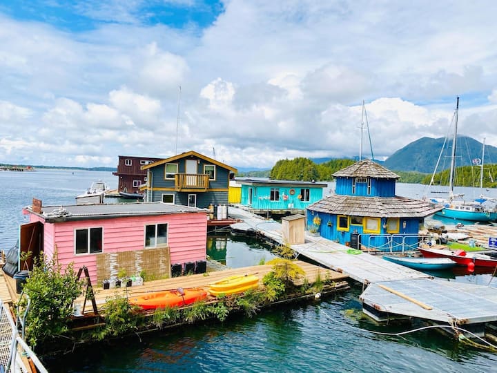 Delightful 3 Bedroom Floating Cabin, On Strawberry - Tofino