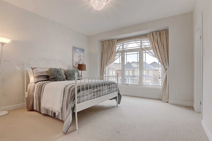 Spacious Room With Private Ensuite Washroom - Vaughan