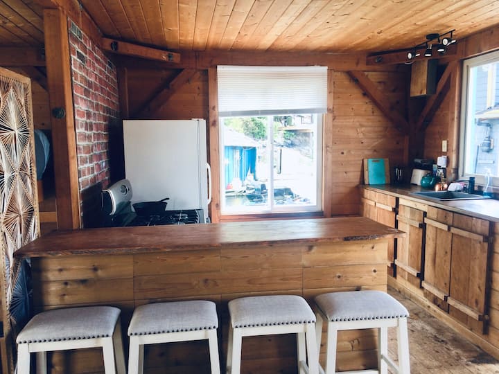 Delightful 1-bedroom Cabin With Fireplace - Tofino