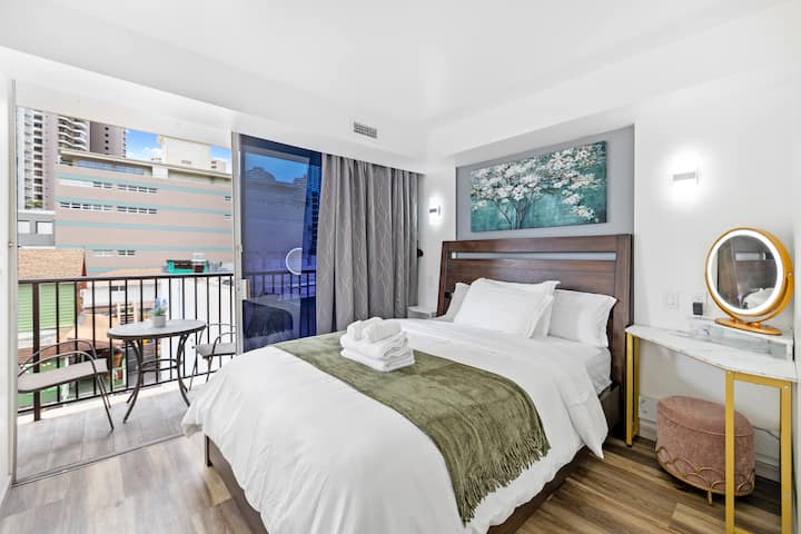 Brand New Unit In Waikiki 2bd/1ba With Balcony! - Honolulu, HI